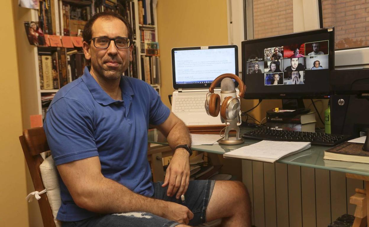 El extremeño que forma a traductores para afganos | Hoy